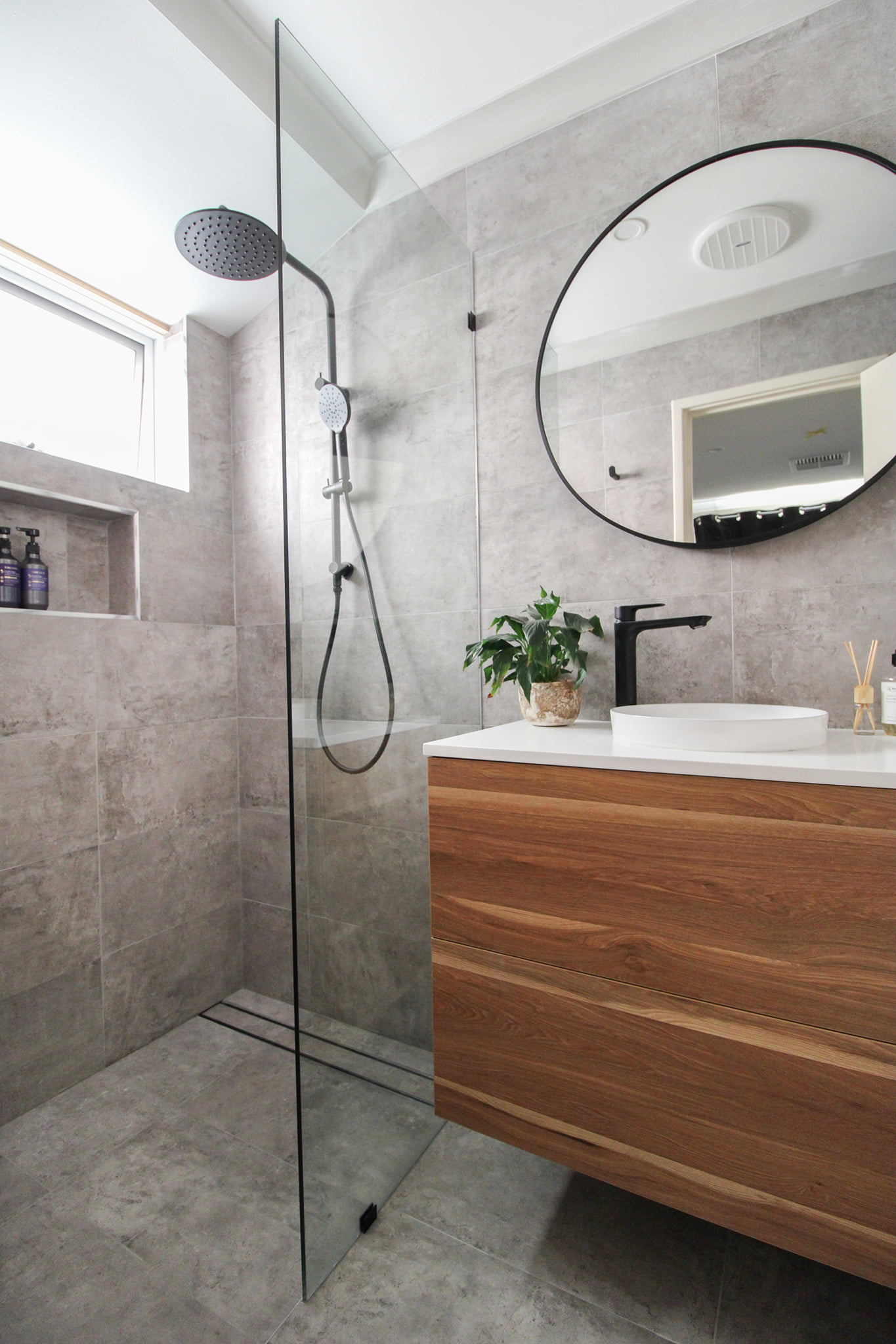 Pro's and Con's - Walk In Shower - On The Ball Bathrooms